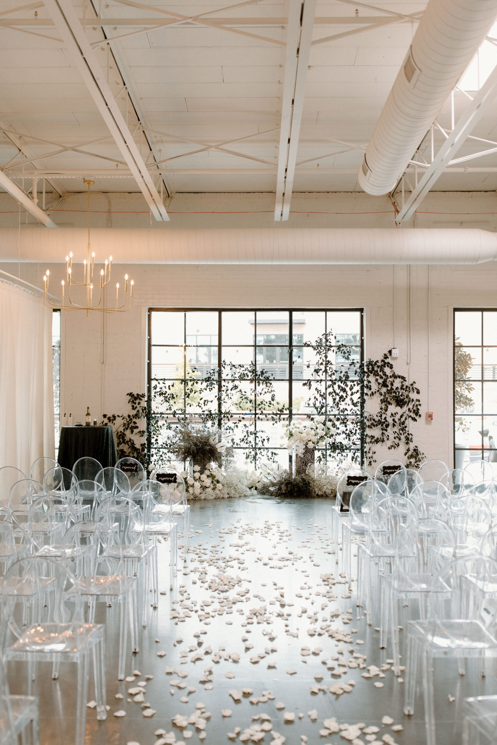 Shannon & Alex: Modern, Chic, Moody | seededevents.com