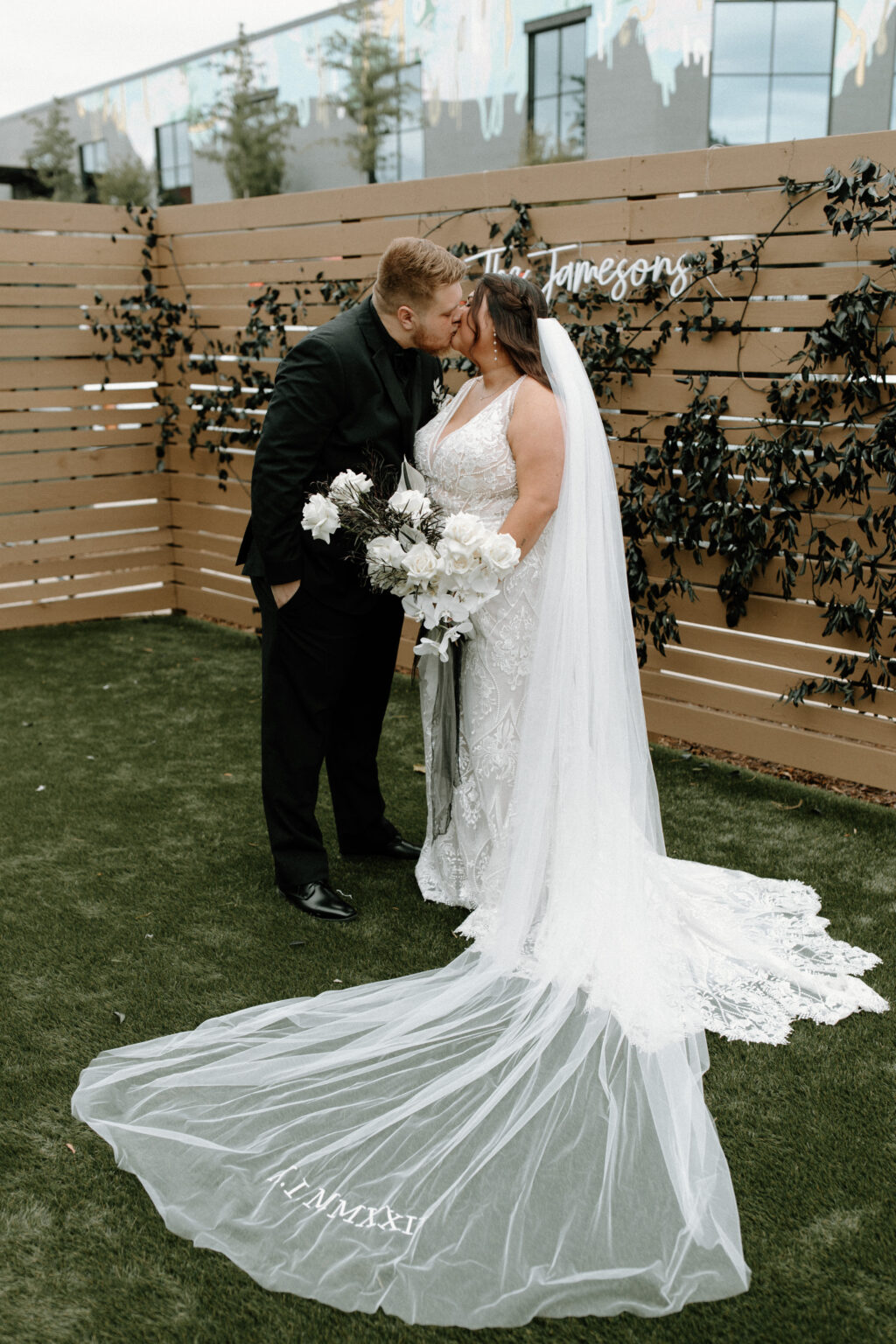 Shannon & Alex: Modern, Chic, Moody | seededevents.com