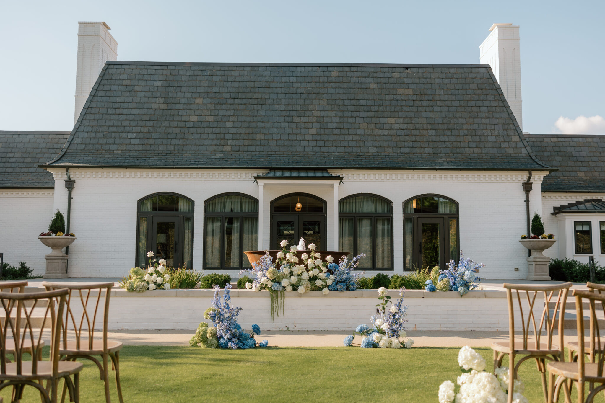 A Modern and Minimal Ceremony at Hotel Hartness | Courtney + Nick ...