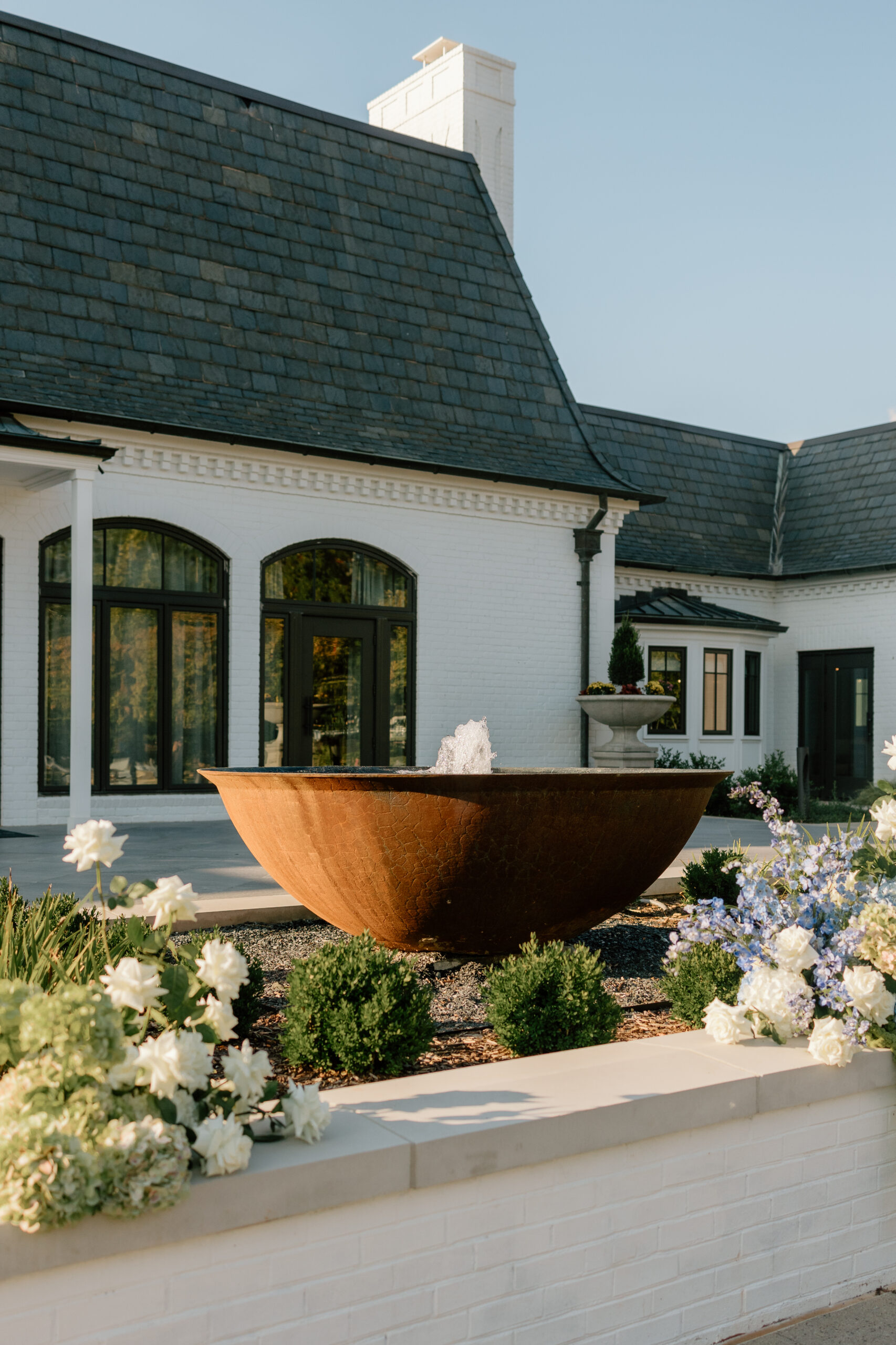 A Modern and Minimal Ceremony at Hotel Hartness | Courtney + Nick ...